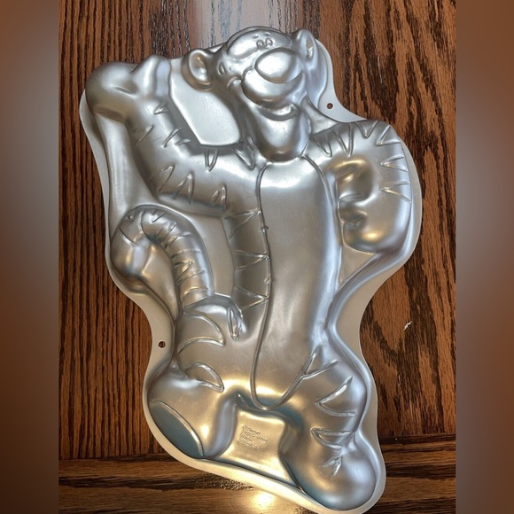 Disney | Kitchen | Vintage Wilton 995 Disneys Tigger Aluminum Cake Pan ...